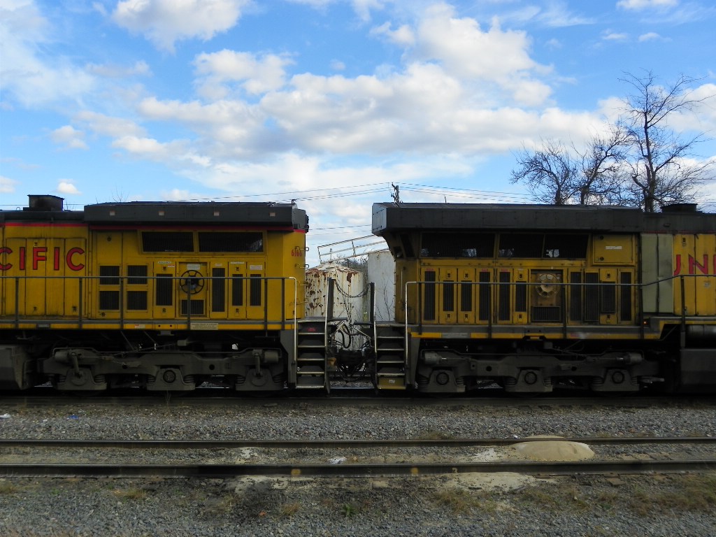 UP C60AC 7337 & UP C44AC 6166